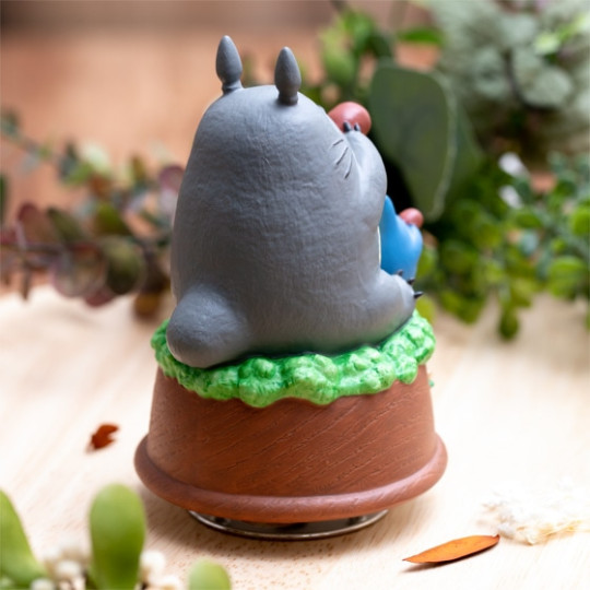 Great Musical Statue Totoro blows the ocarina - My Neighbor Tororo